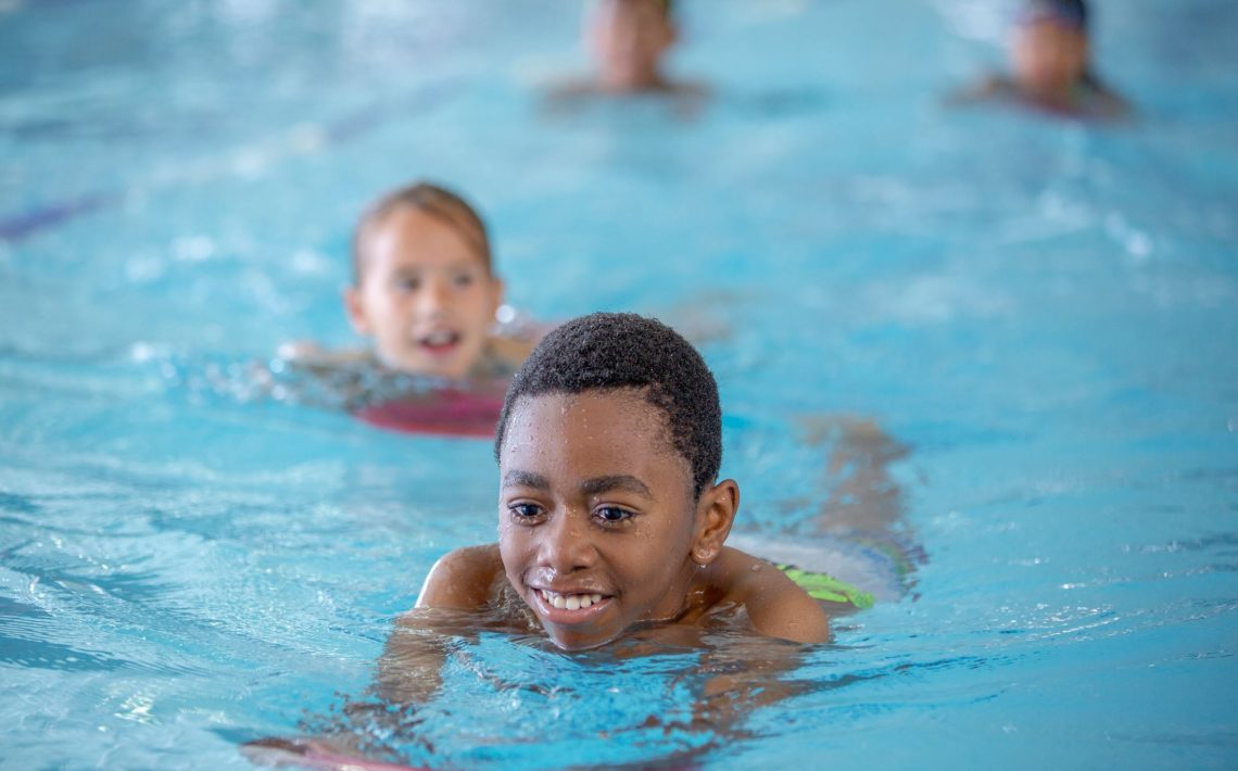AT WHAT AGE SHOULD YOU ALLOW YOUR CHILDREN TO SWIM ALONE?