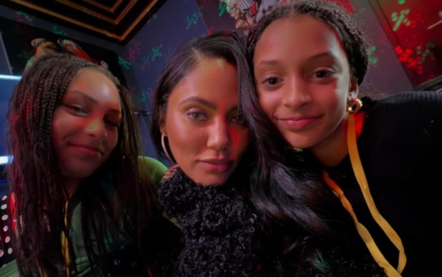 AYESHA CURRY ENJOYS GIRLS’ NIGHT OUT WITH DAUGHTERS RILEY AND RYAN